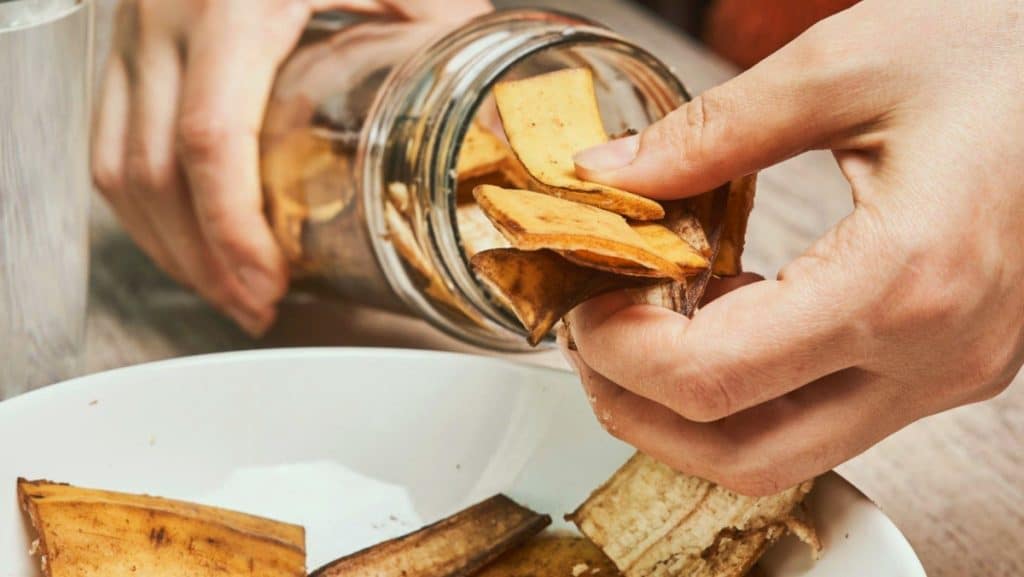 Dodejte květinám živiny s pomocí hnojiva z banánových slupek