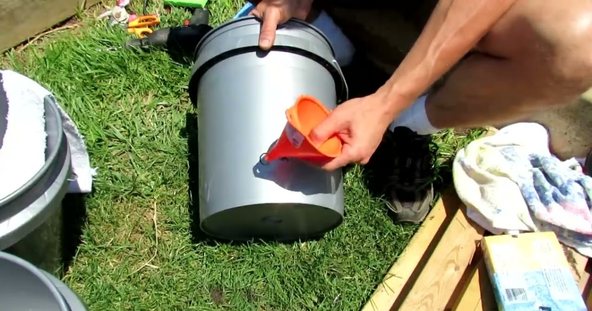 Proč ostřílení zahrádkáři na své zahradě zakopávají plastové kýble?