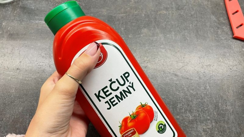 Jak jednoduše dostat z lahve kečupu i ty poslední zbytky?