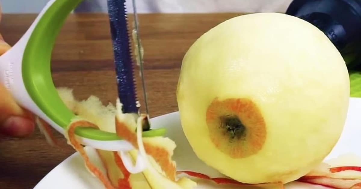 Užitečný fígl pro každou hospodňku: 3 kg jablek oloupete za 5 minut