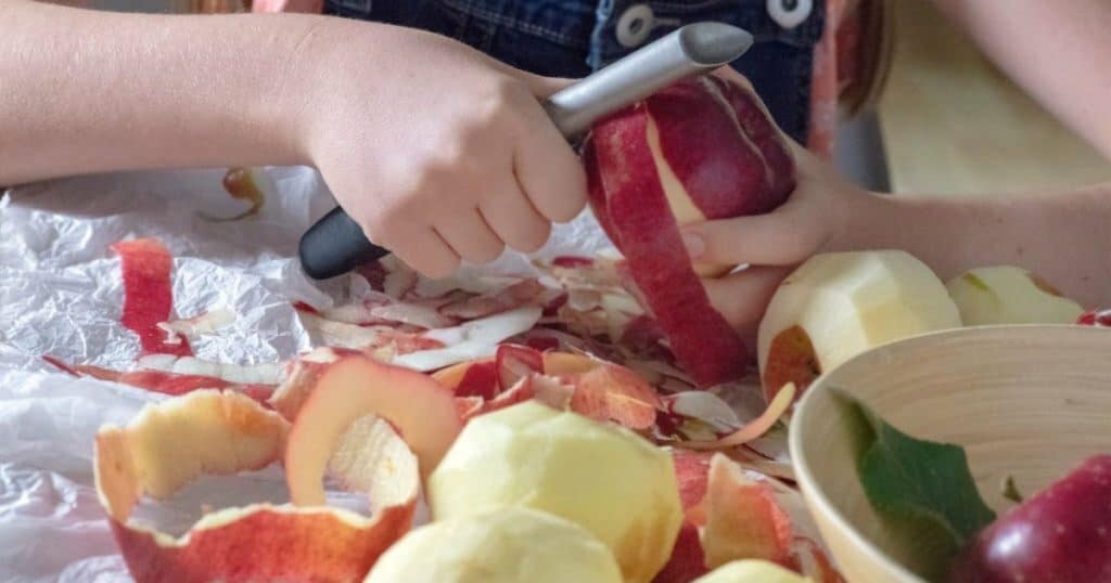 Užitečný fígl pro každou hospodňku: 3 kg jablek oloupete za 5 minut
