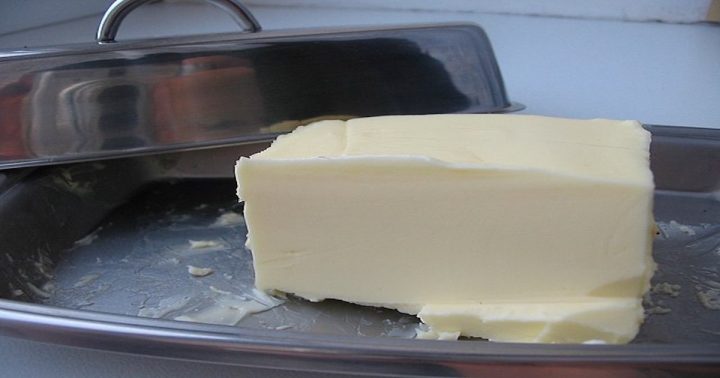 Máslo si vyrobíte doma během chvilky a bude vás to stát jenom 15 Kč