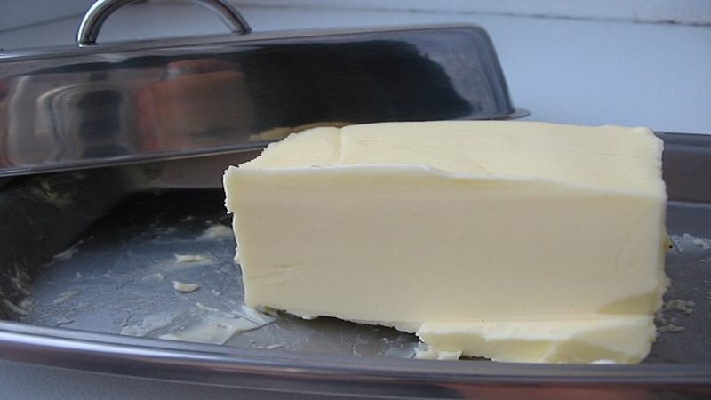 Máslo si vyrobíte doma během chvilky a bude vás to stát jenom 15 Kč
