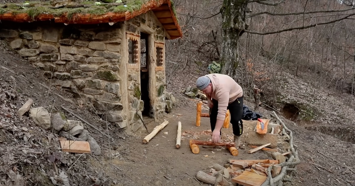 Během 30 dnů si postavil domek. Na stavbu mu stačily jen klády a kameny